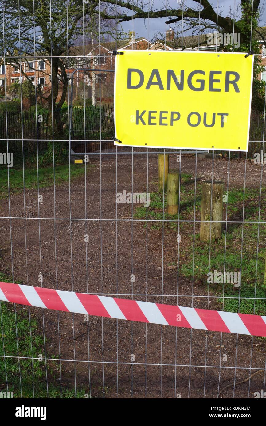 Police / Council Exclusion Hole around "Exeter Sinkhole" Cause by River ...