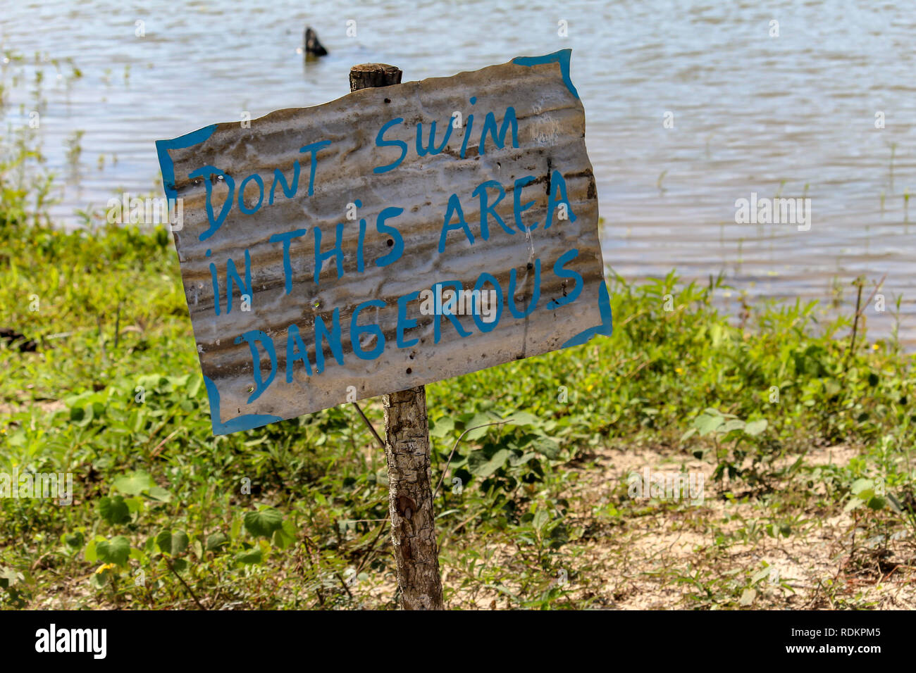 Danger sign warning of crocodiles hi-res stock photography and images ...