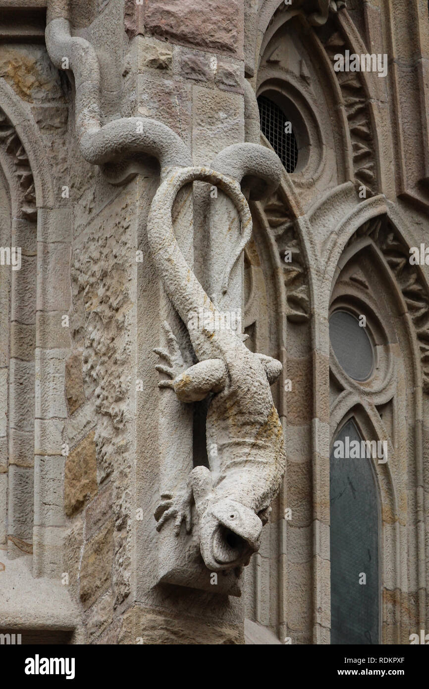 Gaudi lizard hi-res stock photography and images - Alamy
