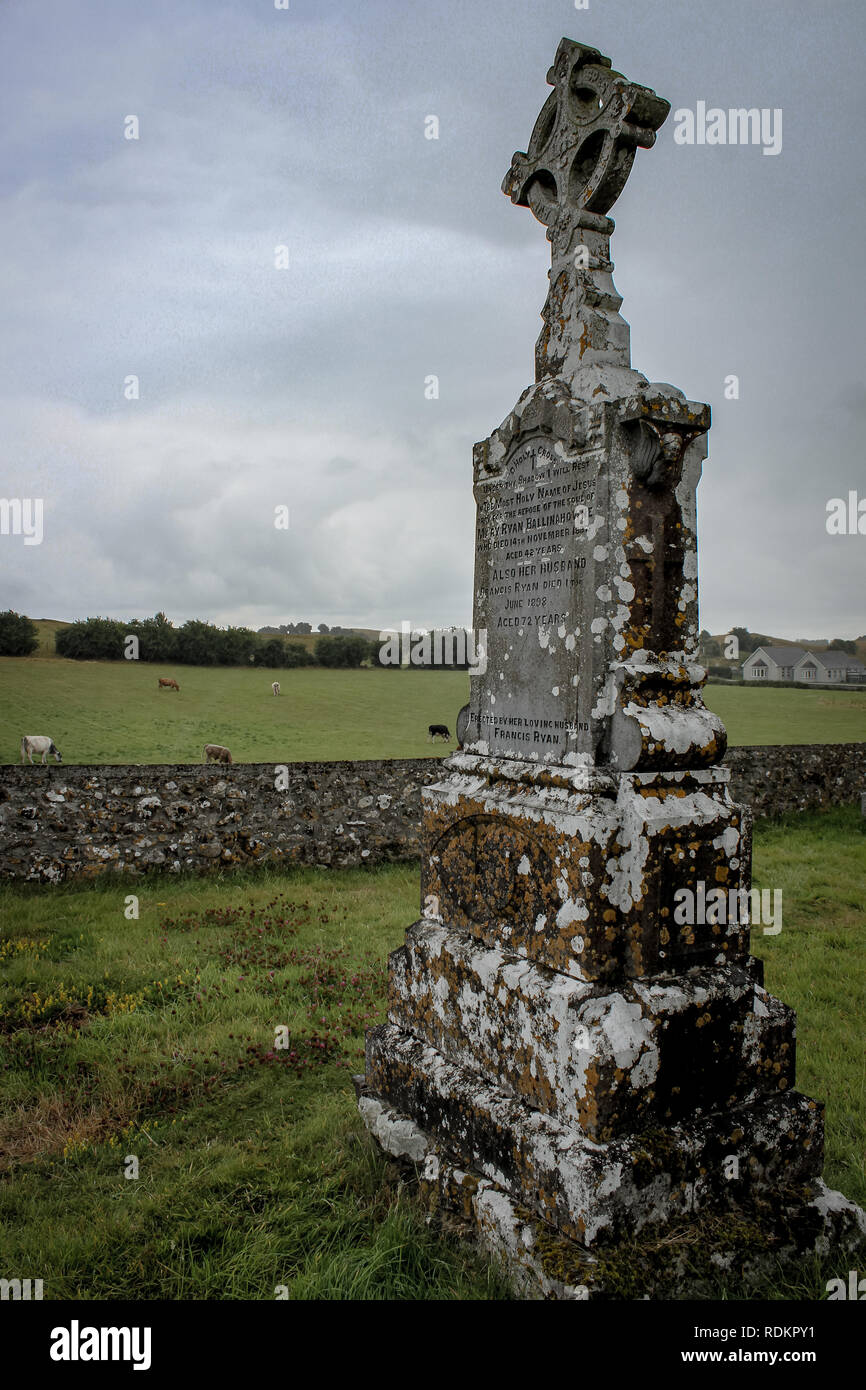 Ireland clonmacnoise cemetery hi-res stock photography and images - Alamy