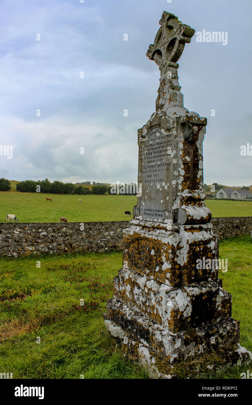 Ireland clonmacnoise cemetery hi-res stock photography and images - Alamy
