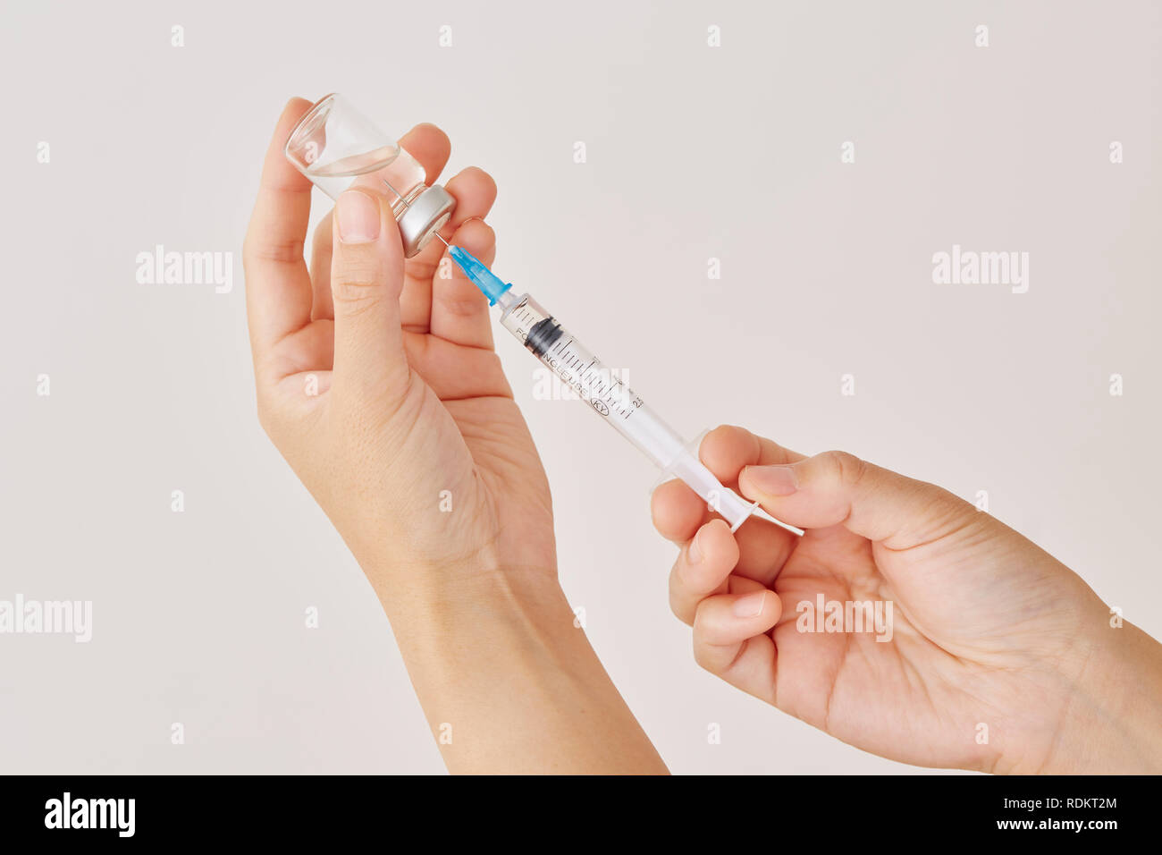 Doctor preparing injection Stock Photo - Alamy
