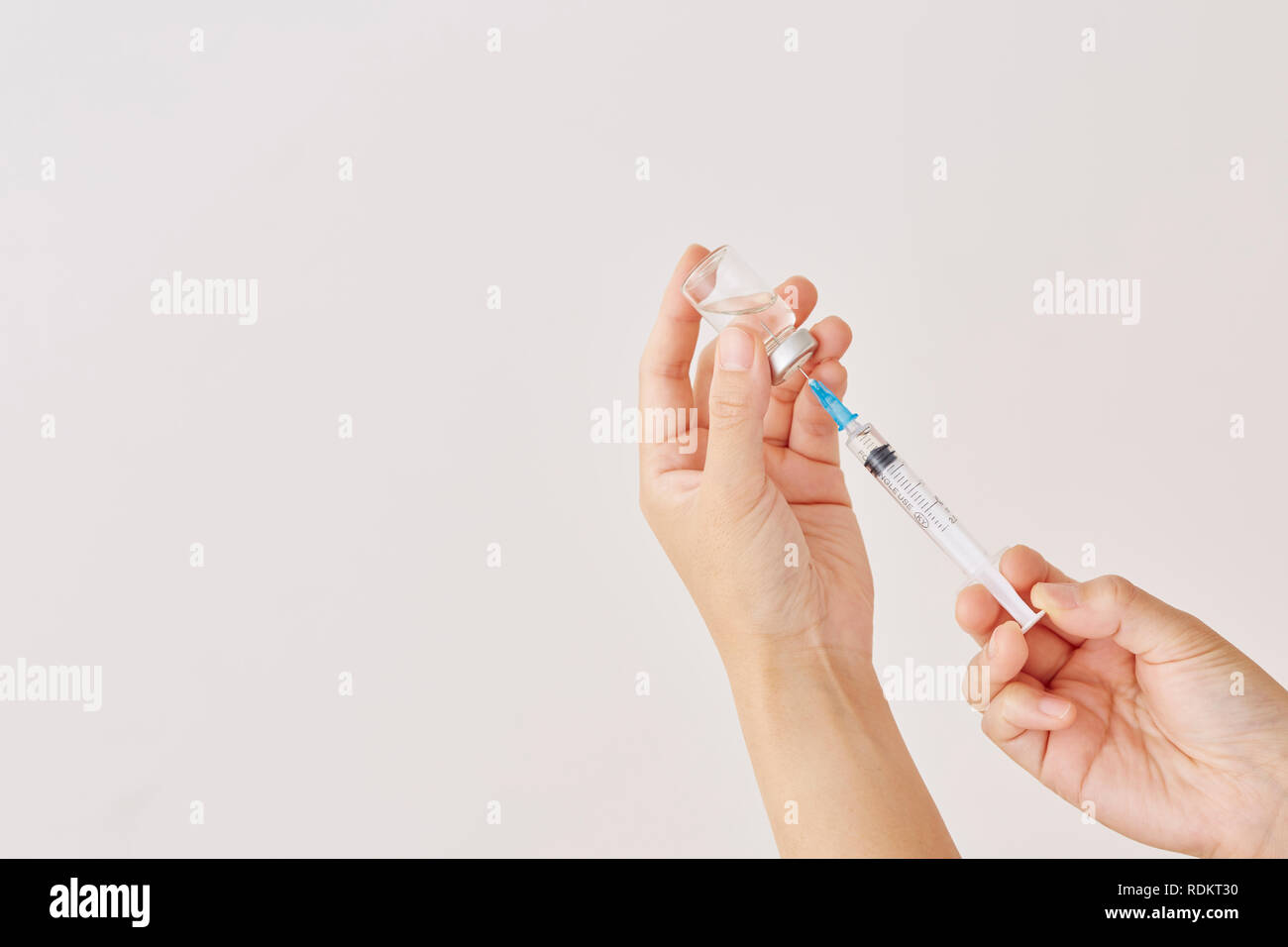 Doctor preparing injection Stock Photo - Alamy