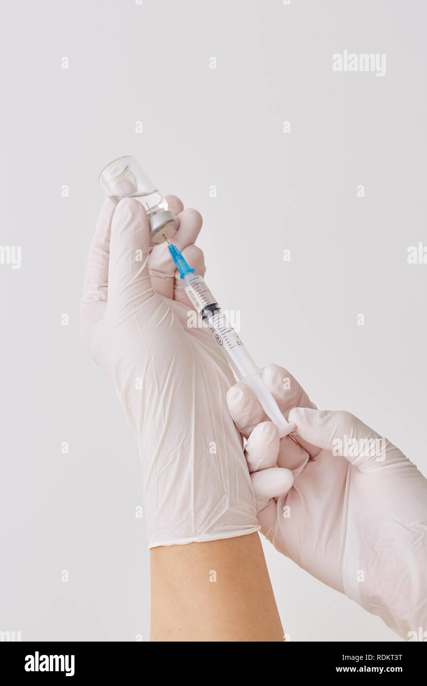 Doctor preparing injection Stock Photo - Alamy