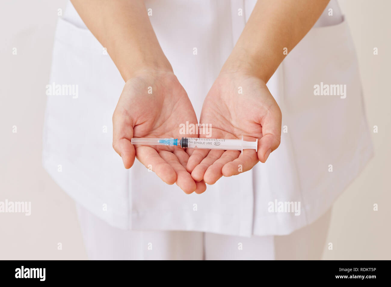 Doctor preparing injection Stock Photo - Alamy