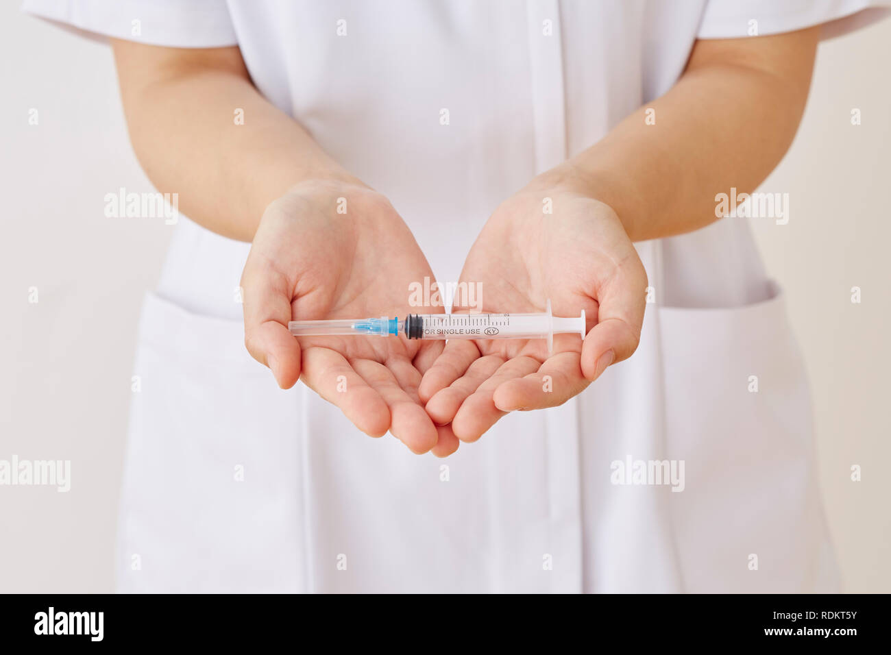 Doctor preparing injection Stock Photo - Alamy