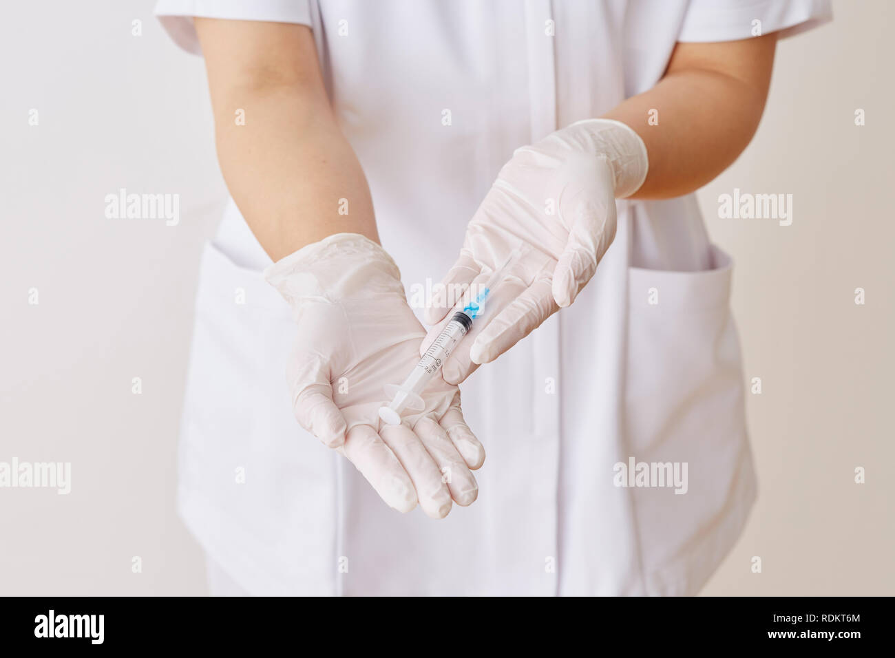 Doctor preparing injection Stock Photo - Alamy