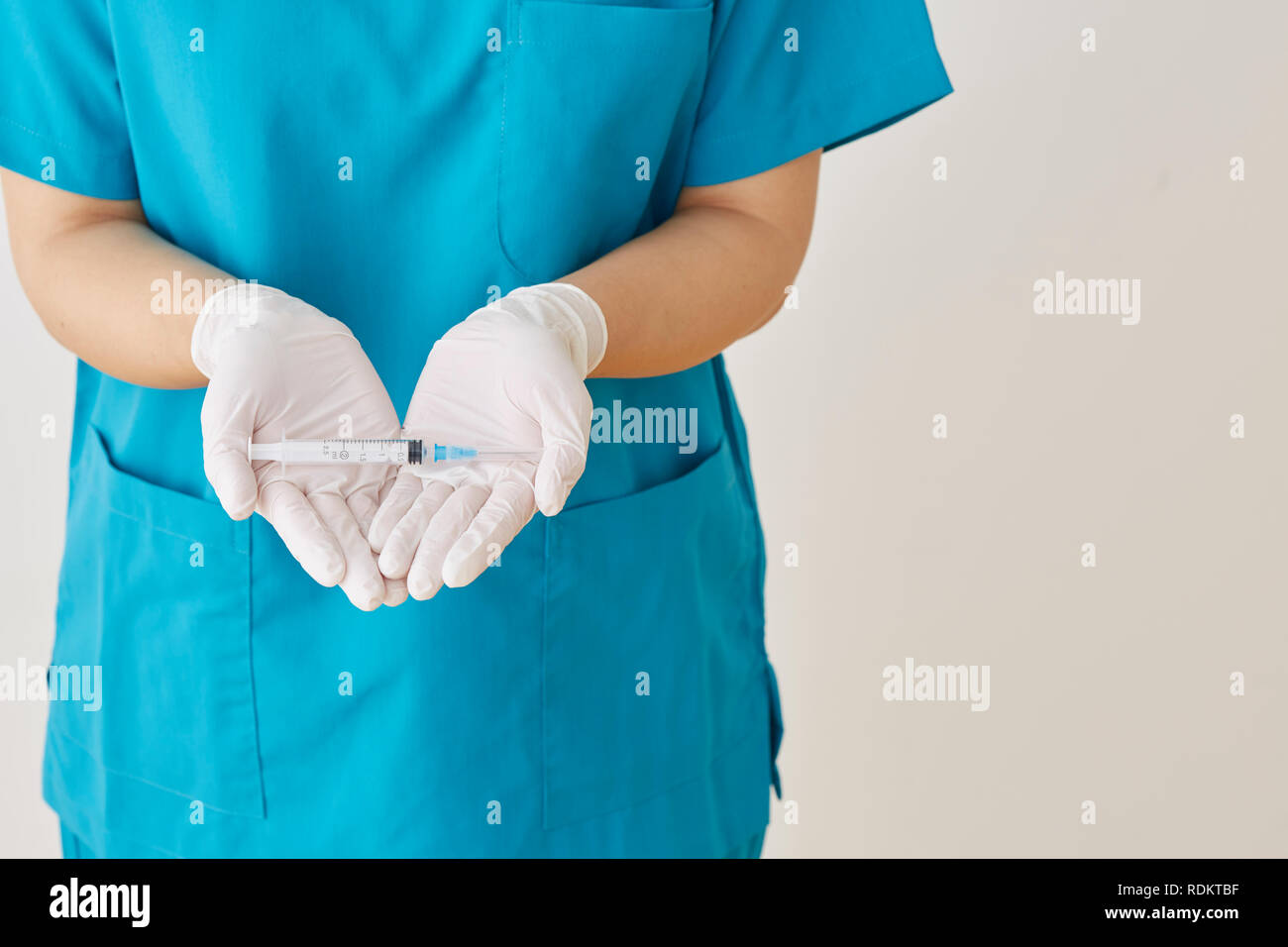 Doctor preparing injection Stock Photo - Alamy