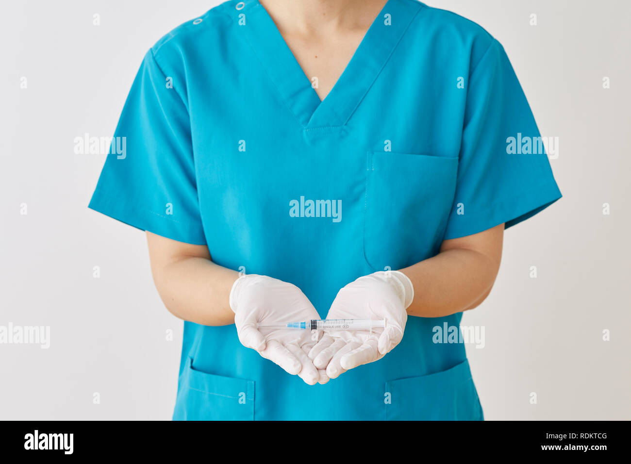 Doctor preparing injection Stock Photo - Alamy