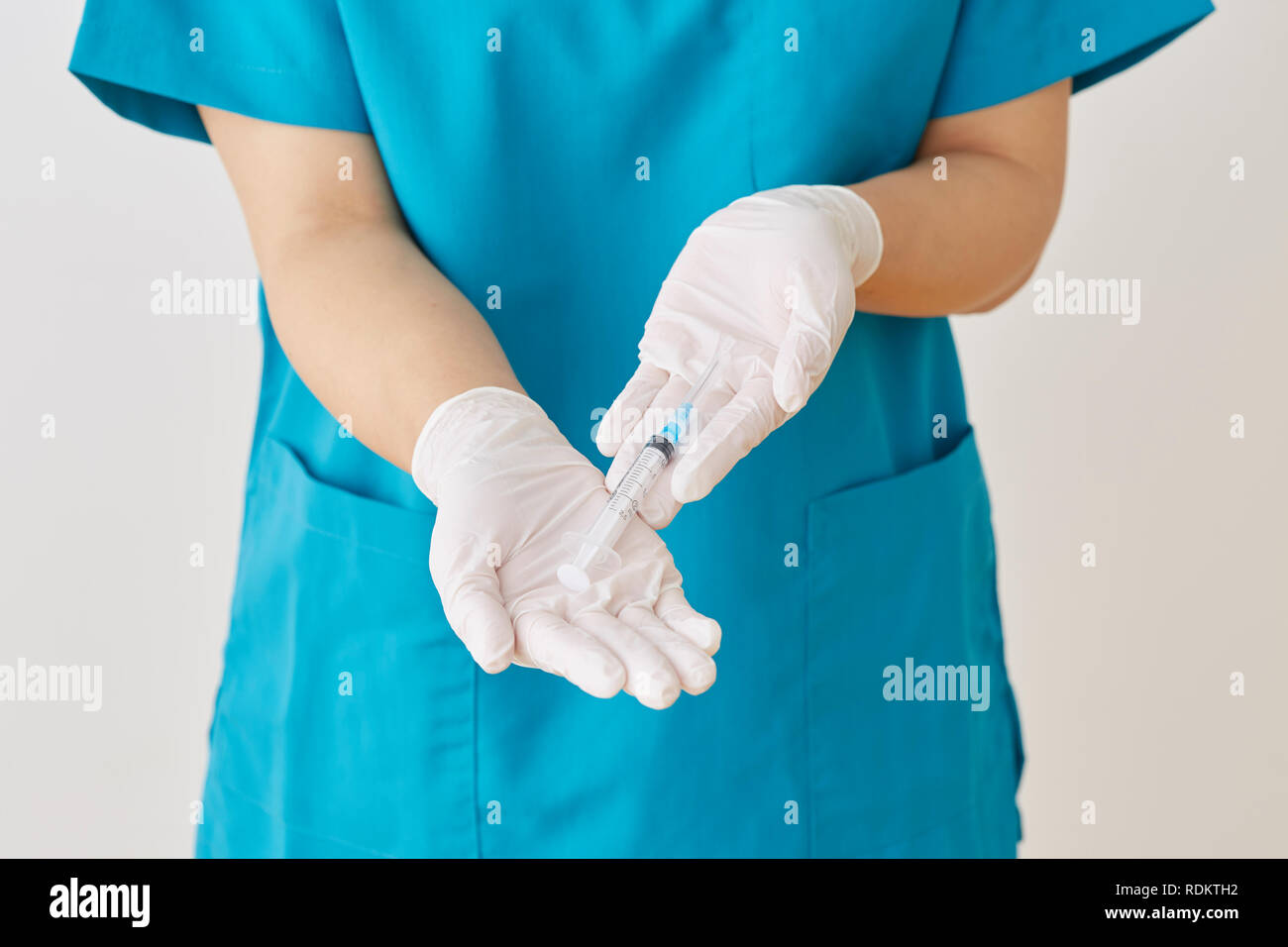 Doctor preparing injection Stock Photo - Alamy