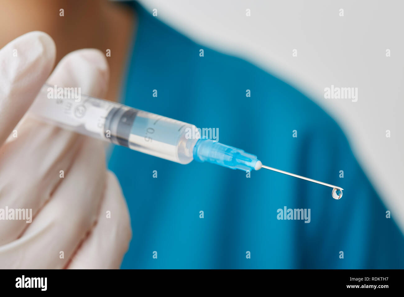 Doctor preparing injection Stock Photo - Alamy