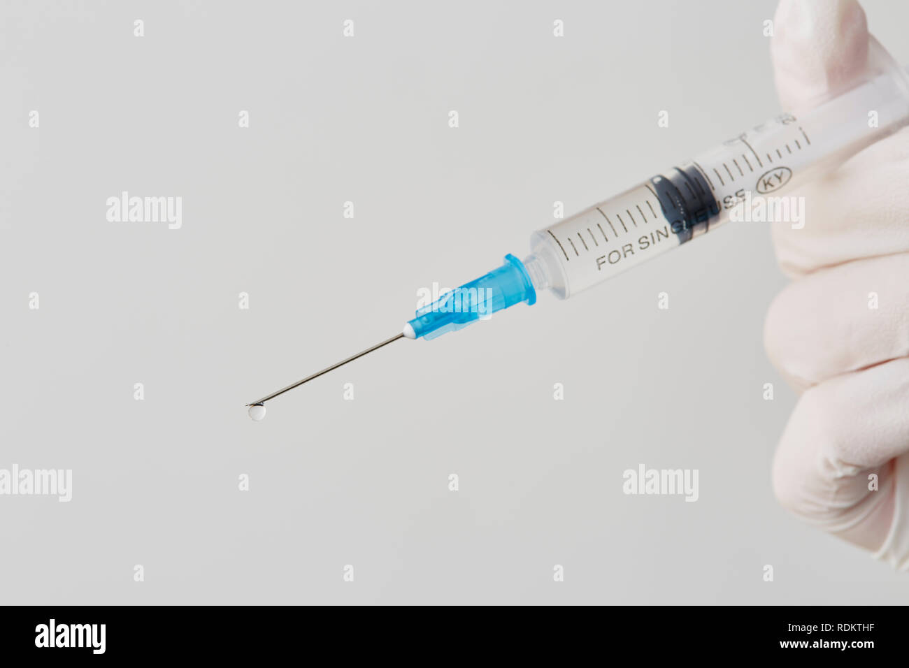 Doctor preparing injection Stock Photo - Alamy