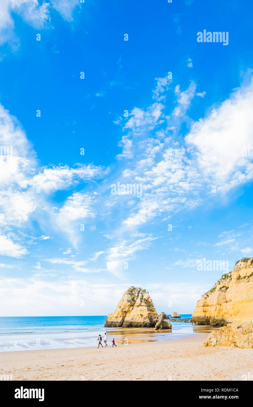 Family beaches hi-res stock photography and images - Alamy