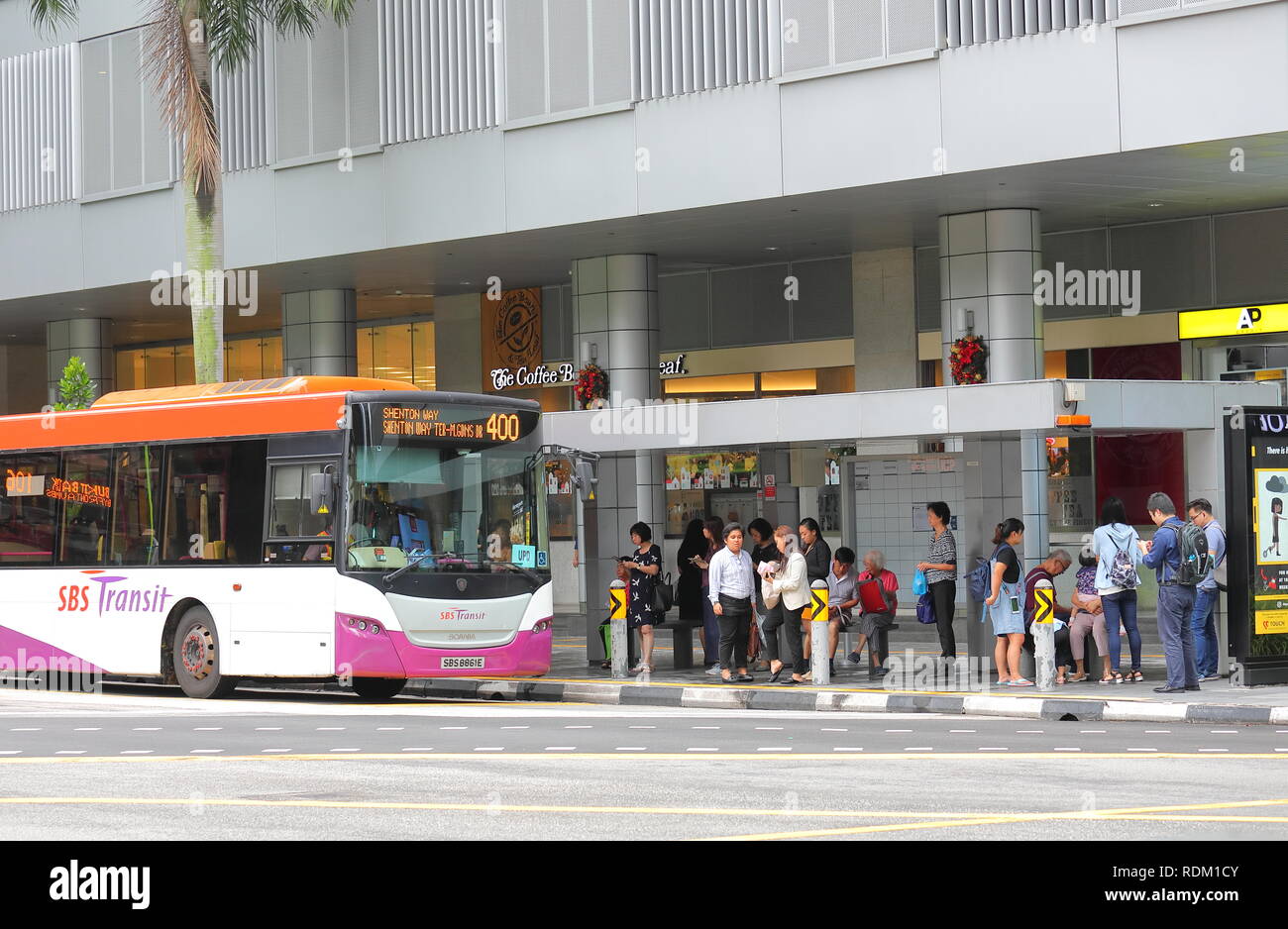 People wait for bus in downtown Singapore Stock Photo - Alamy