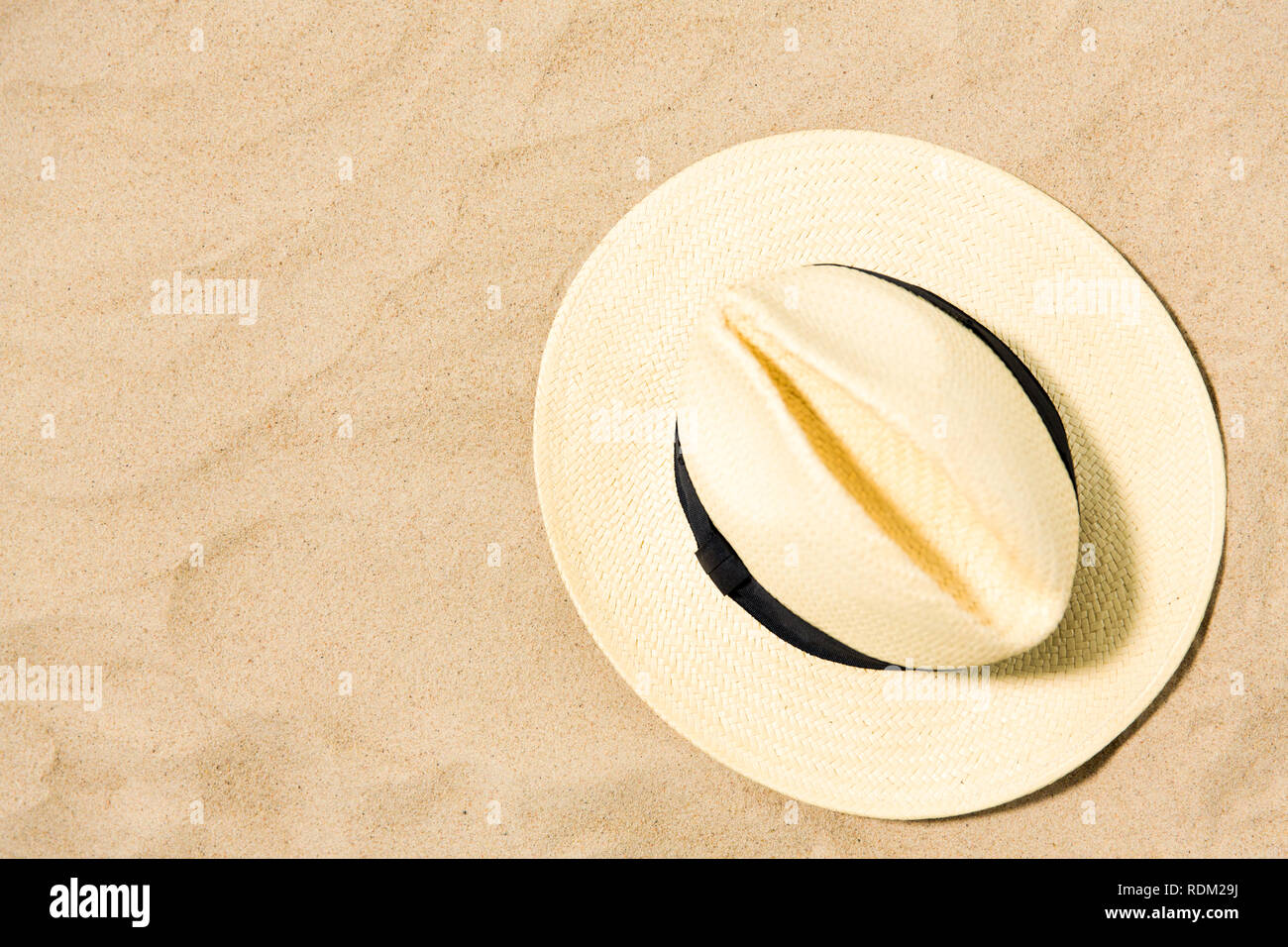 straw hat on beach sand Stock Photo - Alamy