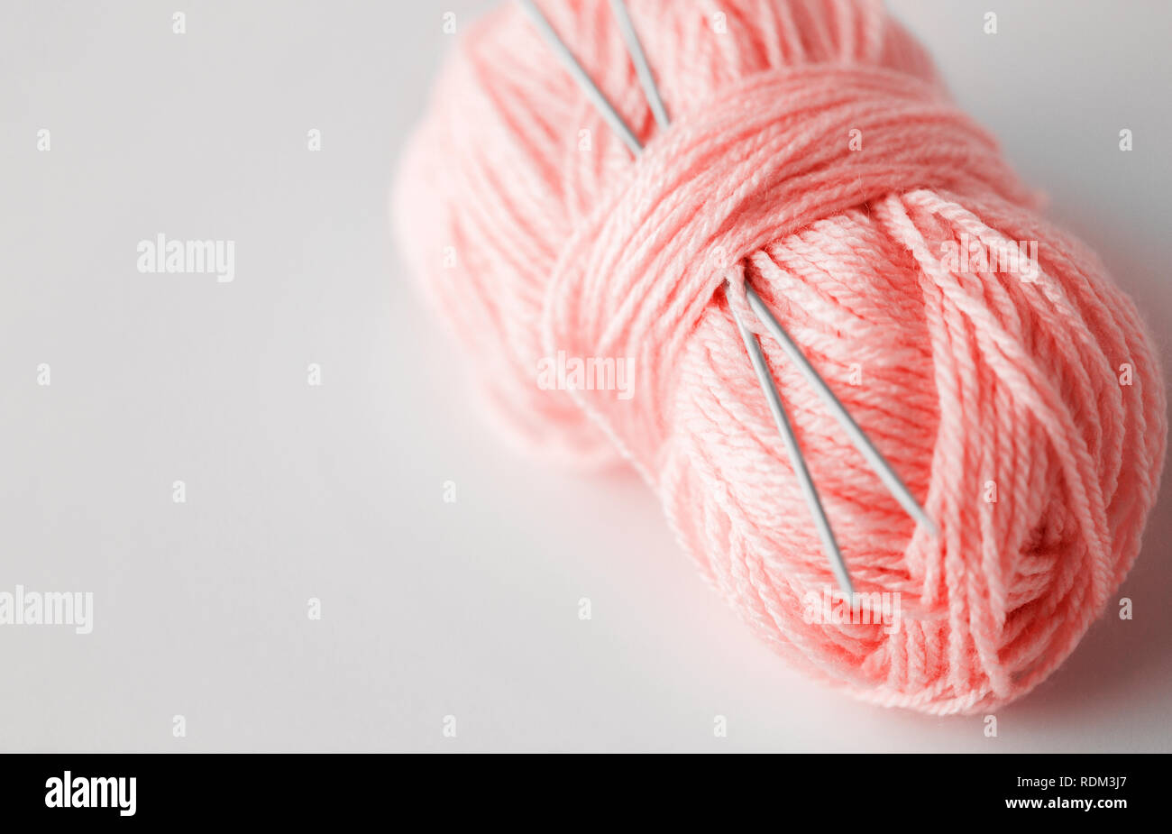knitting needles and ball of pink yarn Stock Photo - Alamy