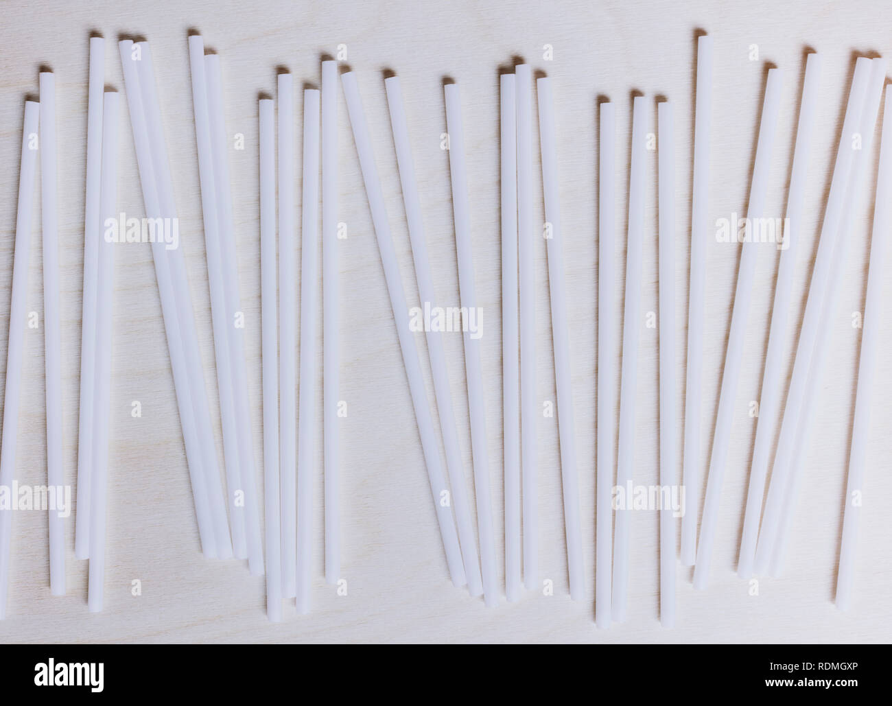 Overhead shot of white drinking straws lined up in rows Stock Photo - Alamy
