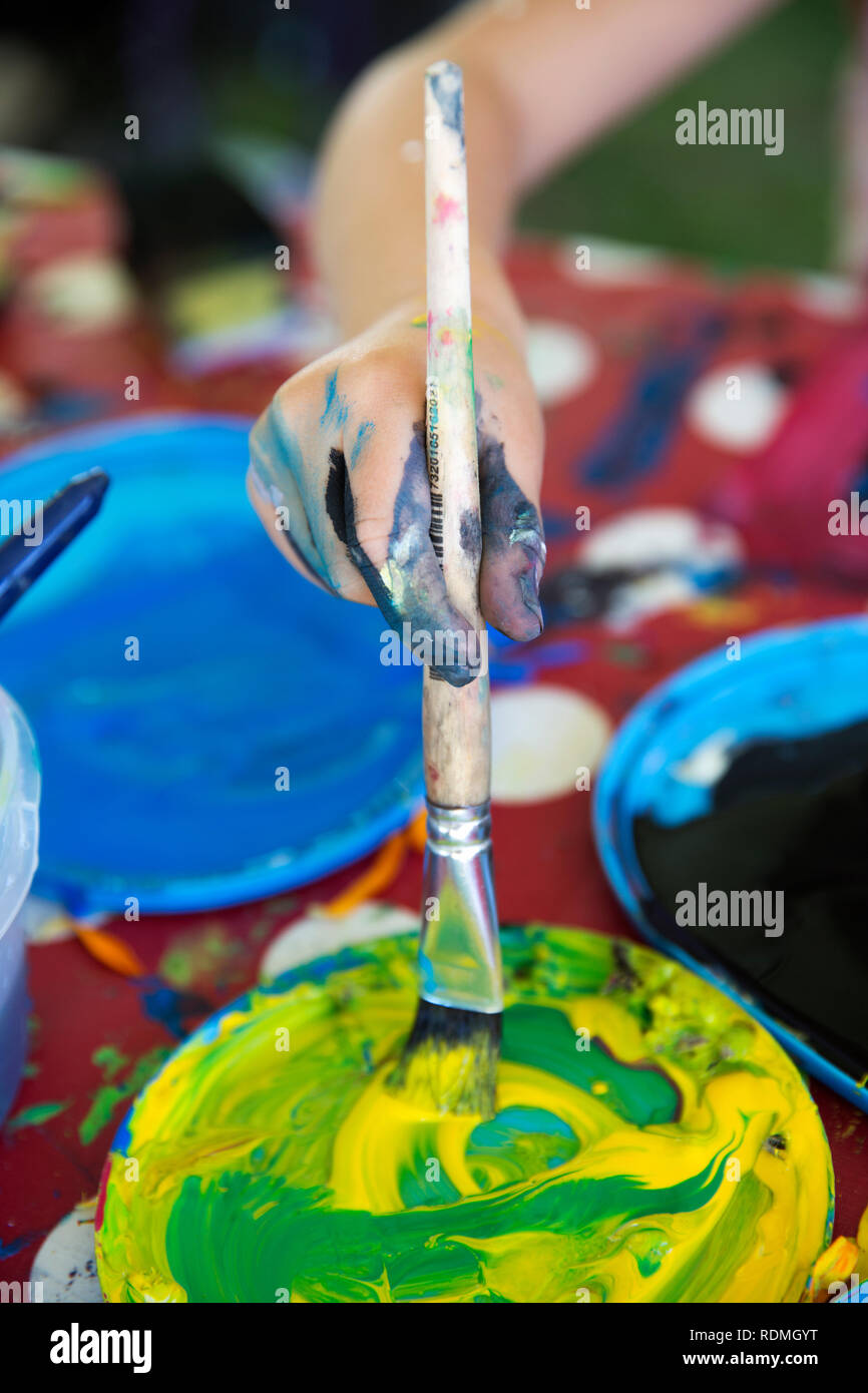 Human hand holding paint brush hi-res stock photography and images - Alamy