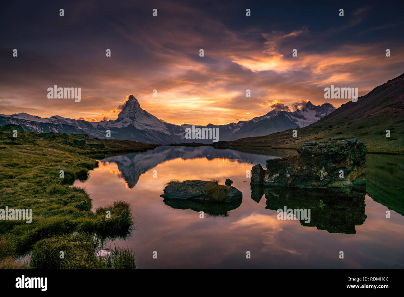 reflection of matterhorn in mountain lake, Zermatt, Schweiz Stock Photo ...