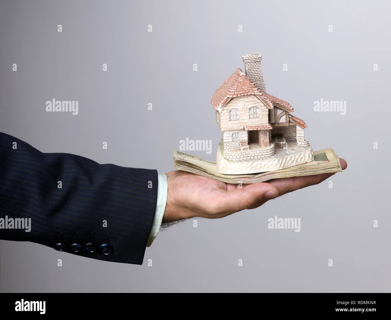 Man holding currency notes hi-res stock photography and images - Alamy
