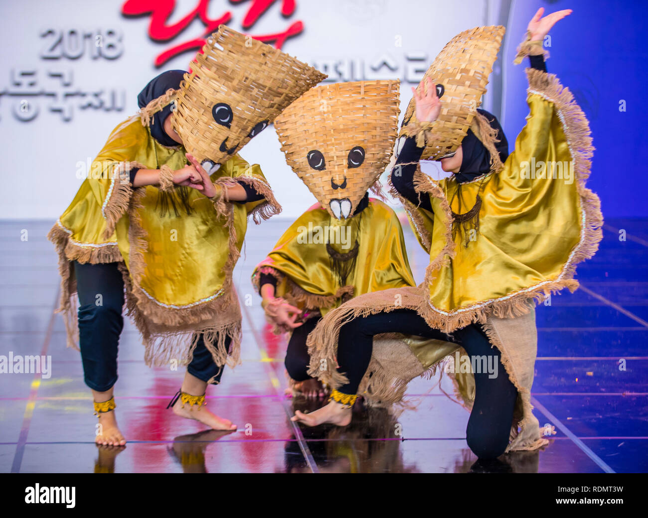 Indonesian dancers from Sma Nasima Semaran dance groupe perform at the ...