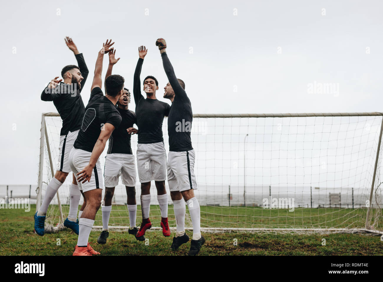 Football team cheering in field hi-res stock photography and images - Alamy