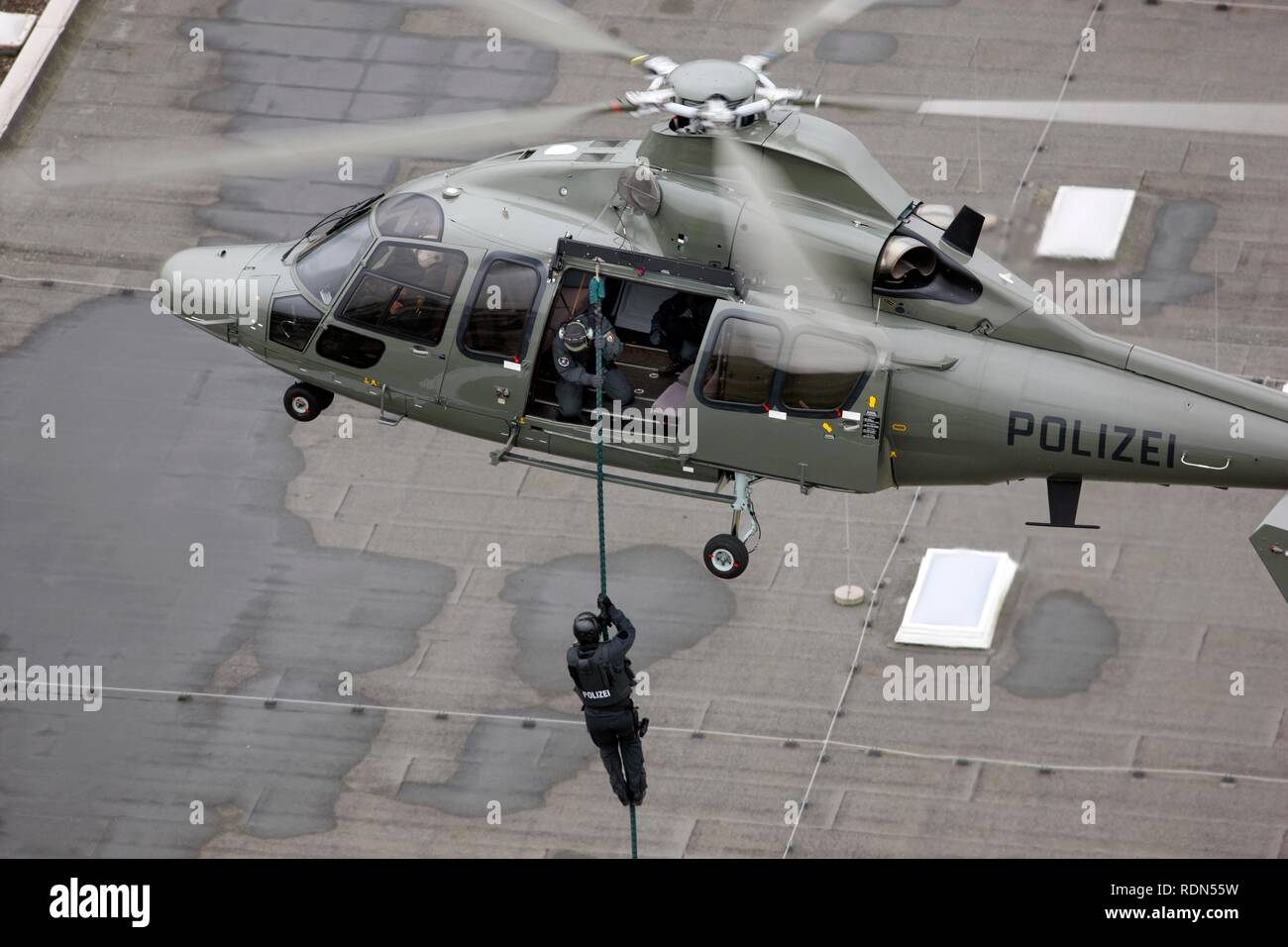 Operational rehearsal, officers of the spezialeinsatzkommando, SEK, a ...