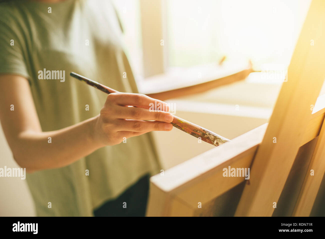 Close up of painter hand doing painting Stock Photo - Alamy