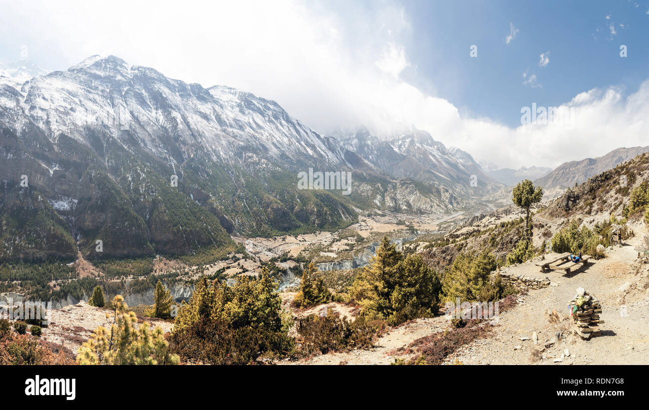 Marsyangdi valley, Annapurna Circuit, Nepal Stock Photo - Alamy