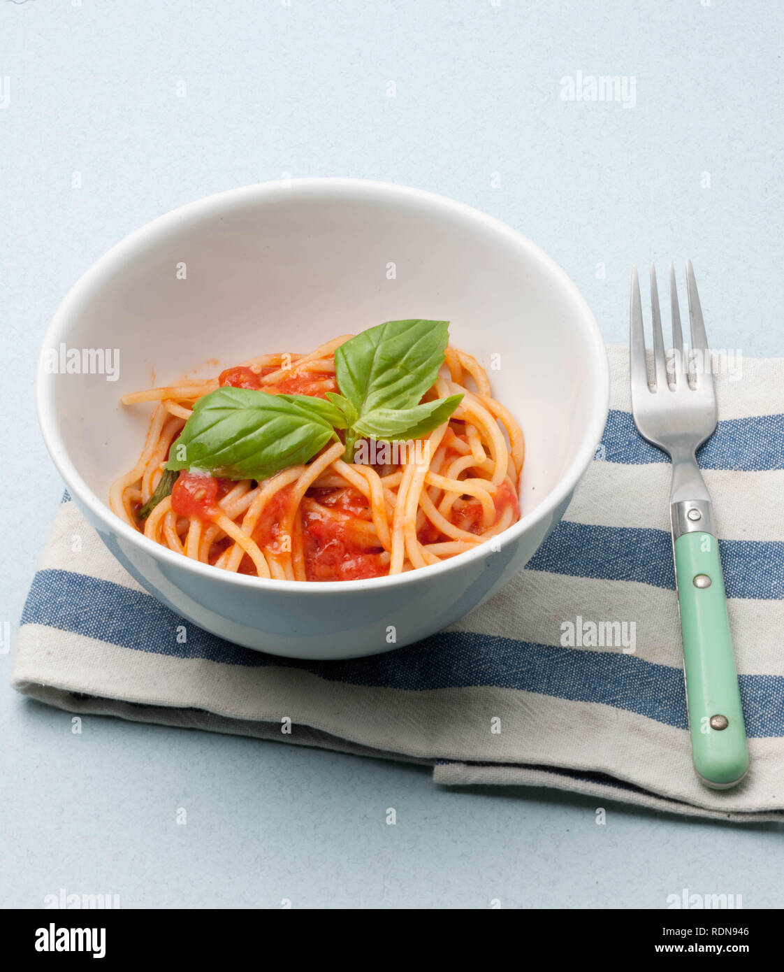 Spaghetti pomodoro e basilico Stock Photo - Alamy