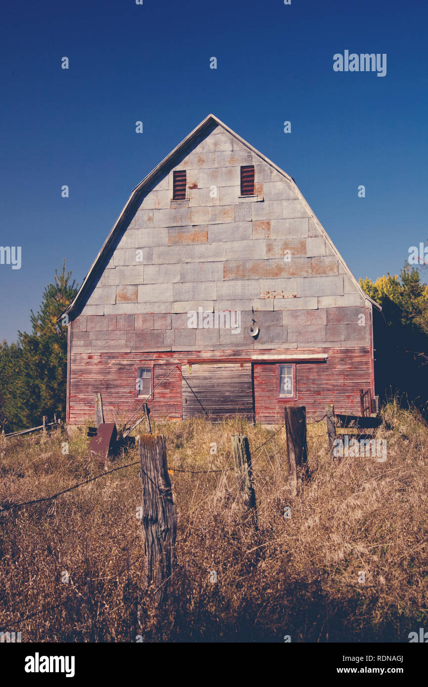 Old rundown farm hi-res stock photography and images - Alamy