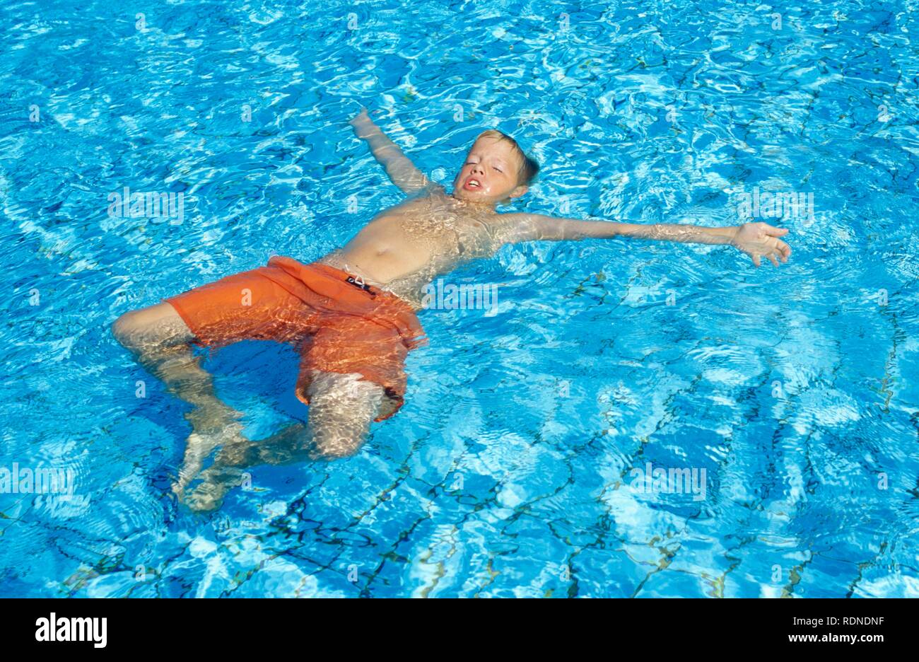 Kid swim backstroke hi-res stock photography and images - Alamy