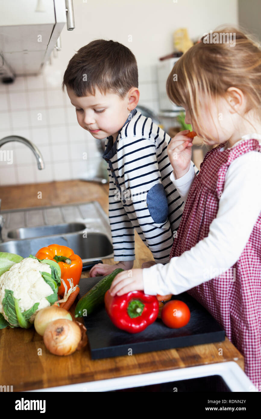 Preparing vegetables in the kitchen Stock Photo - Alamy