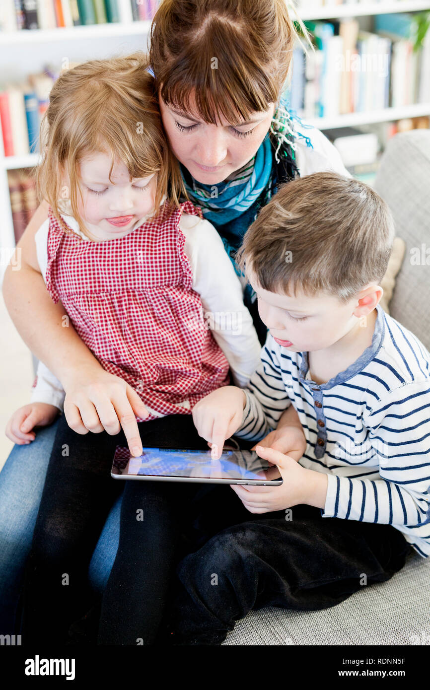 Mother and children vid a tablet Stock Photo - Alamy
