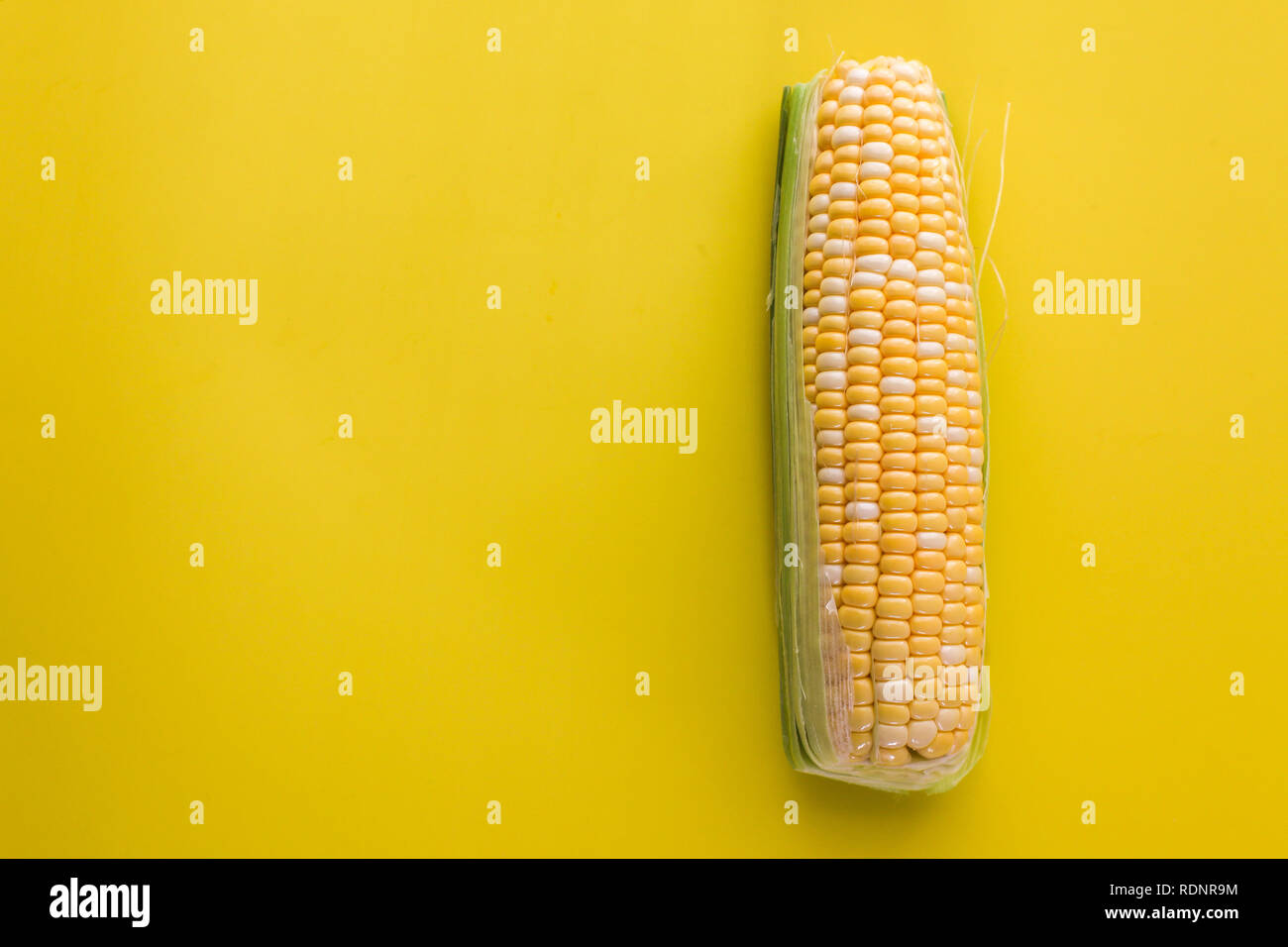 Yellow sweet corn background Stock Photo - Alamy