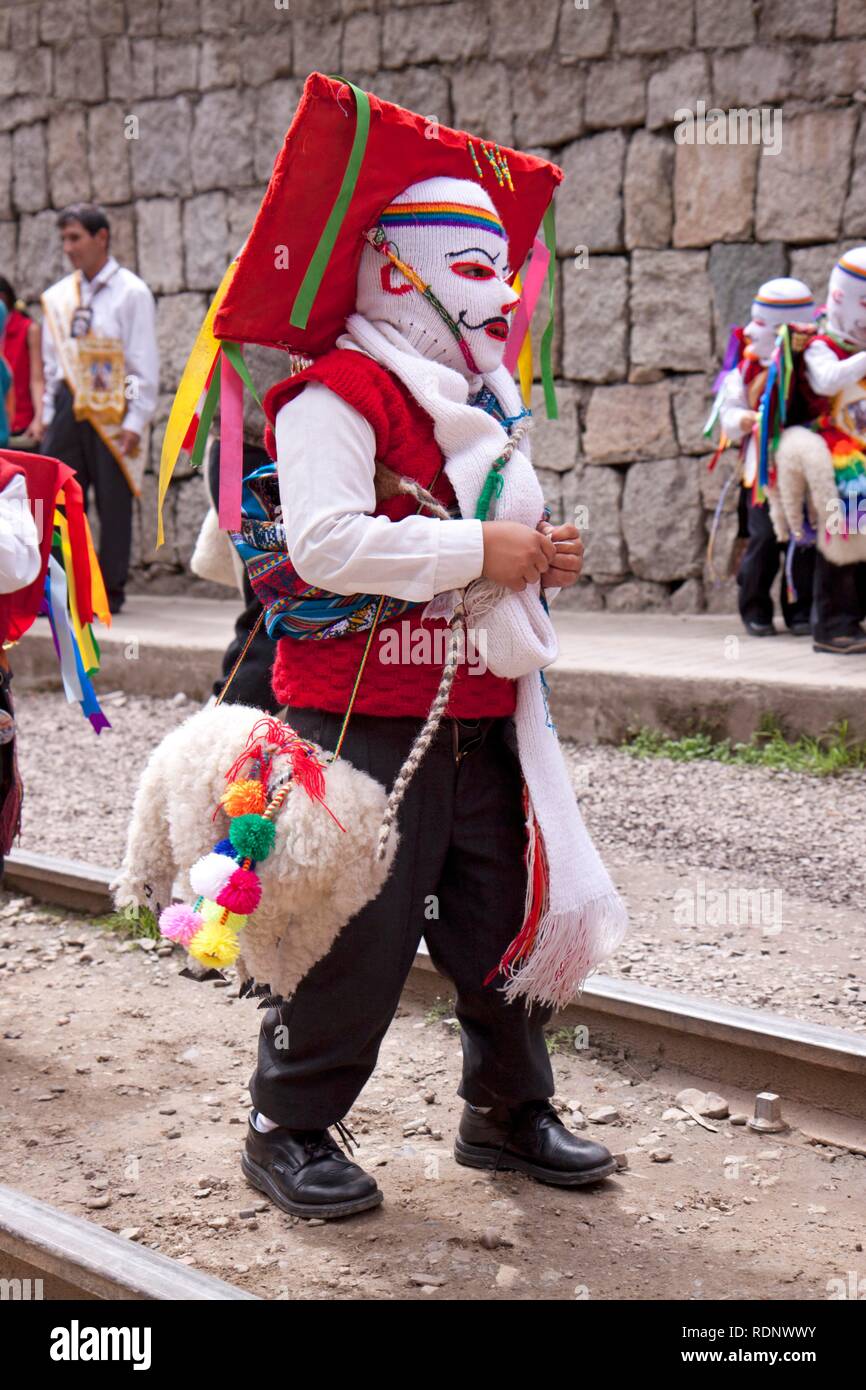 Peruvian men in traditional clothing hi-res stock photography and ...