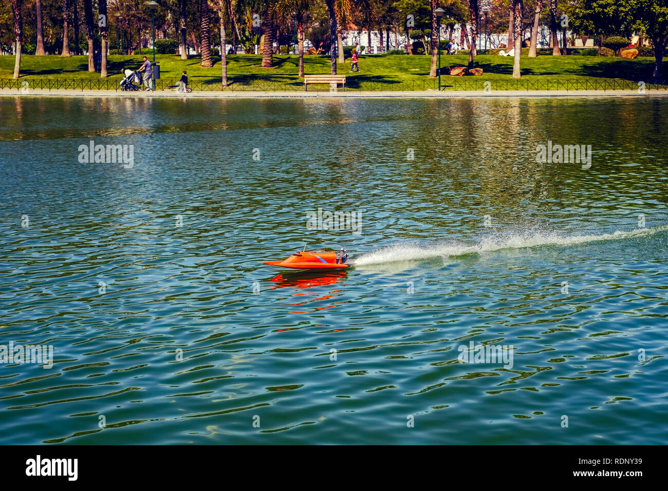 Remote control speedboat hi-res stock photography and images - Alamy