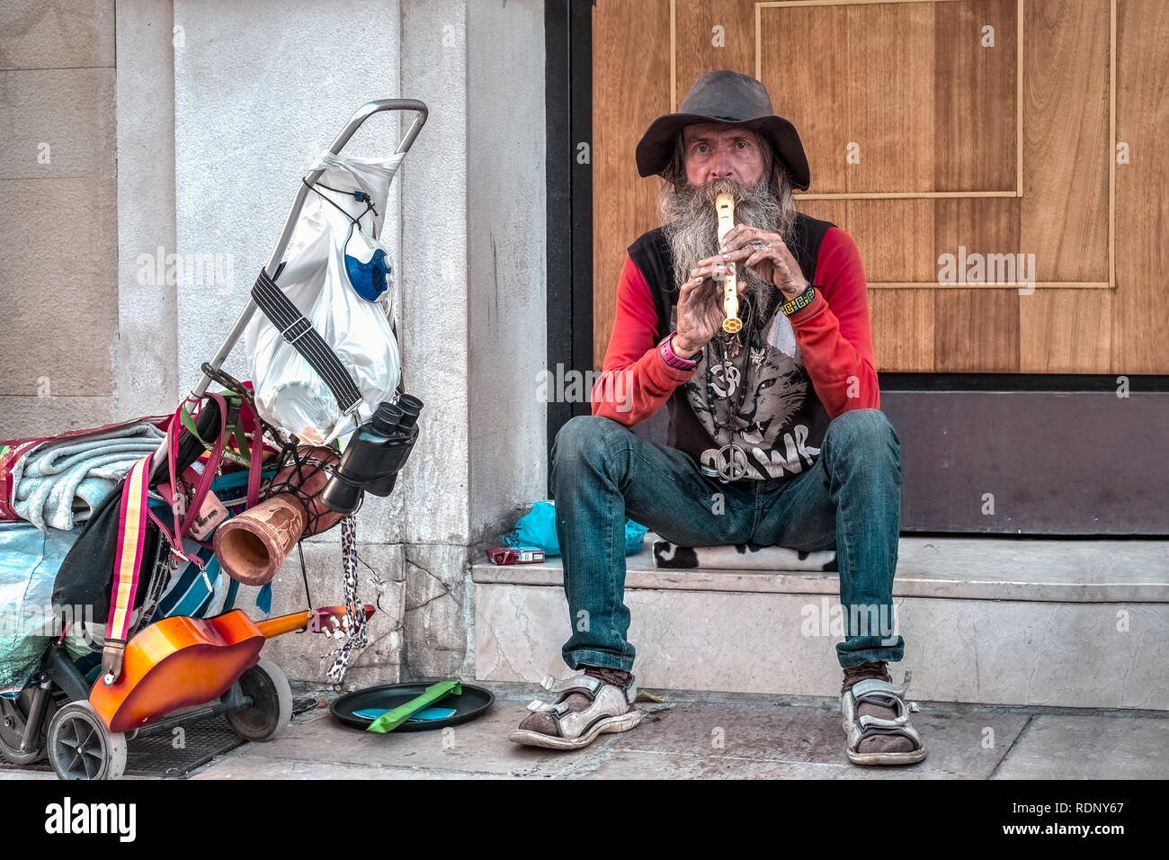 Street singer hi-res stock photography and images - Alamy