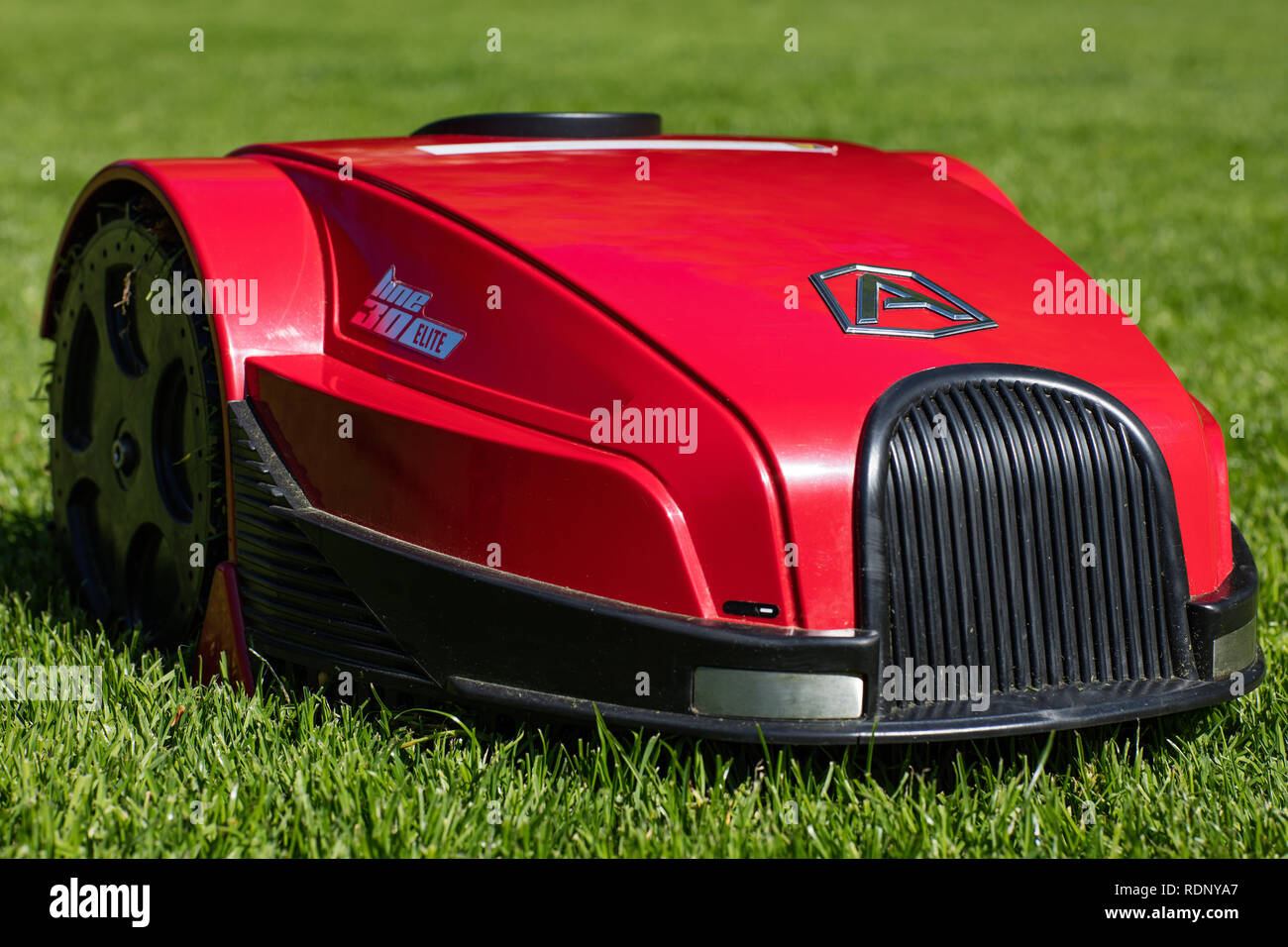 Roter rasenmaher hi-res stock photography and images - Alamy