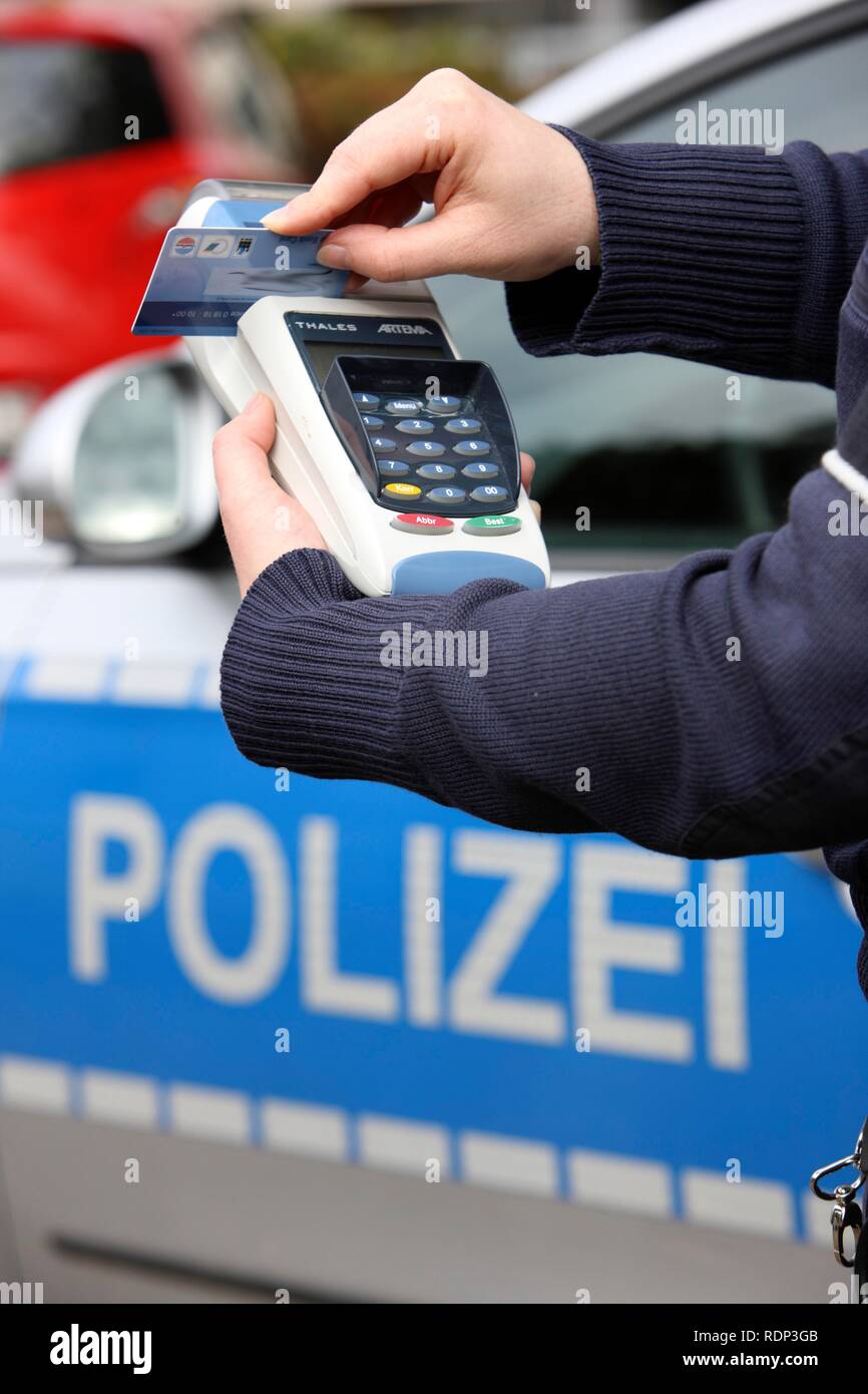 Cashless hi-res stock photography and images - Alamy