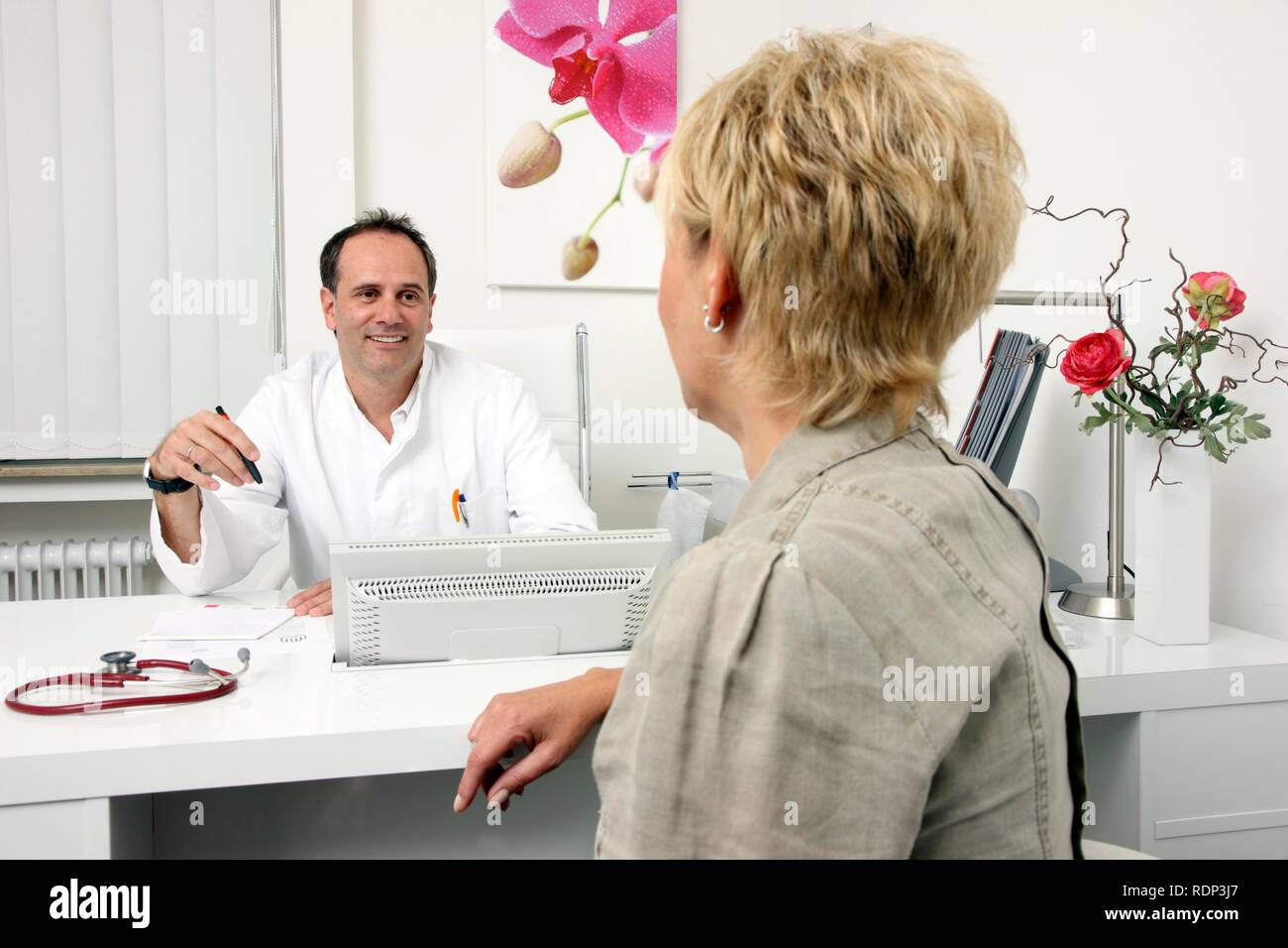 Doctor talking to patient medical practice hi-res stock photography and ...