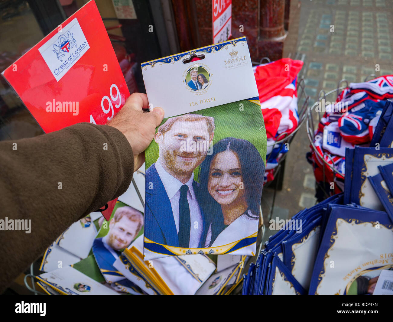 Gift shop windsor castle hi-res stock photography and images - Alamy