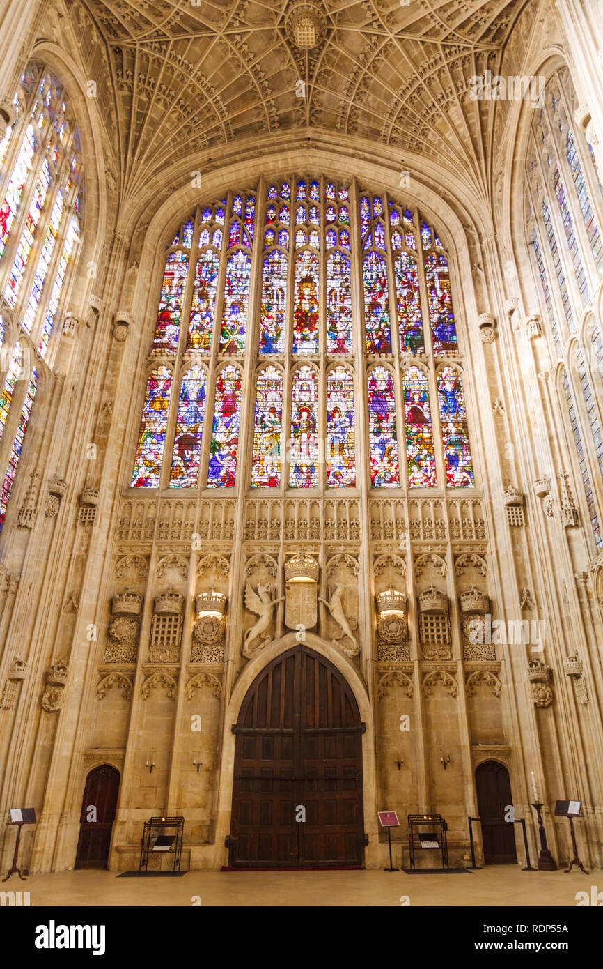 Kings College Chapel's back wall with color window, Cambridge ...