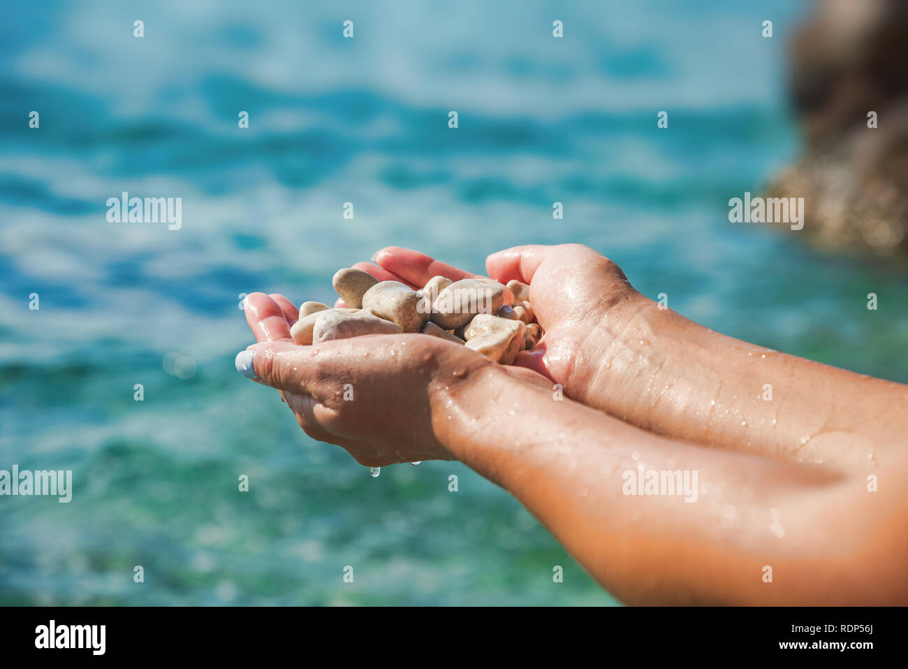 Hand holding stone beach hi-res stock photography and images - Alamy