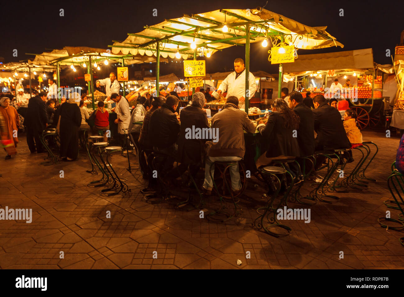 People eating at a night market food stall Stock Photo - Alamy