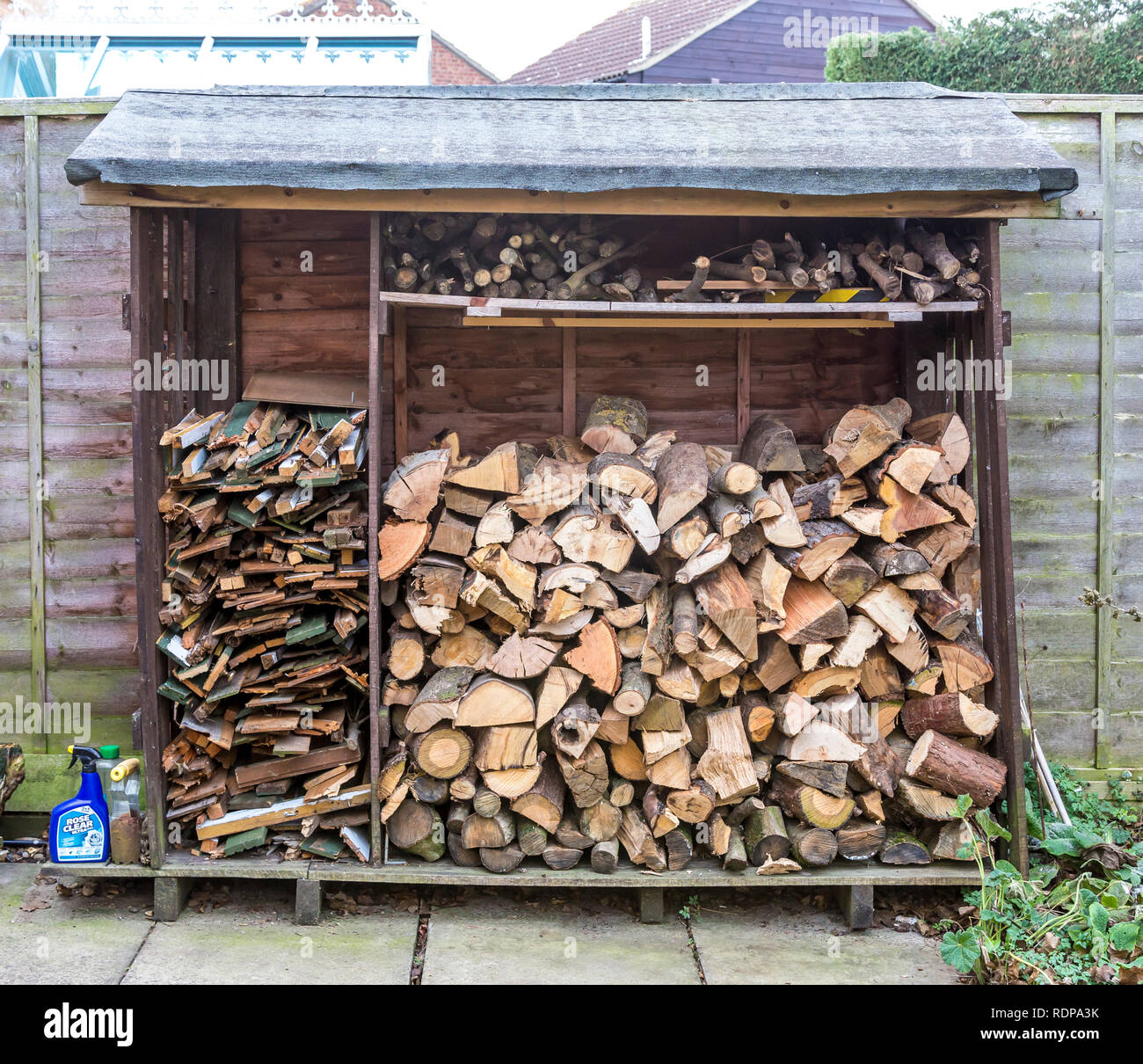 Log store roof hi-res stock photography and images - Alamy