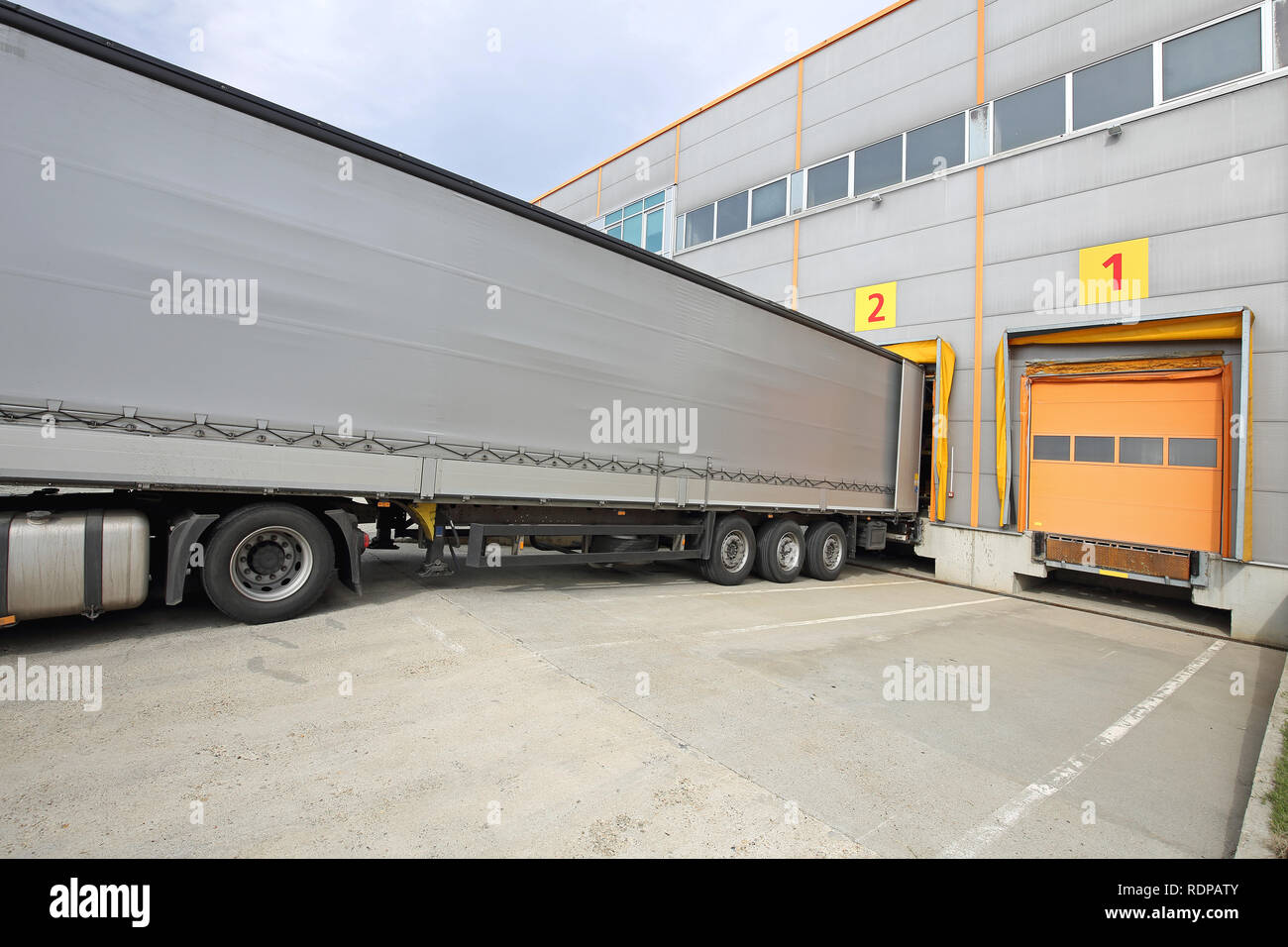 Loading lorry trailer hi-res stock photography and images - Alamy