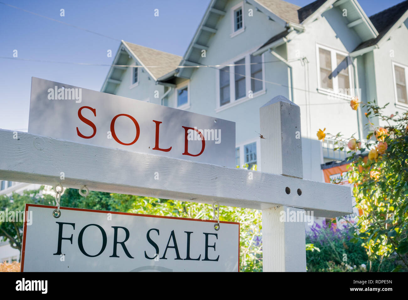 House sold sign united states hi-res stock photography and images - Alamy