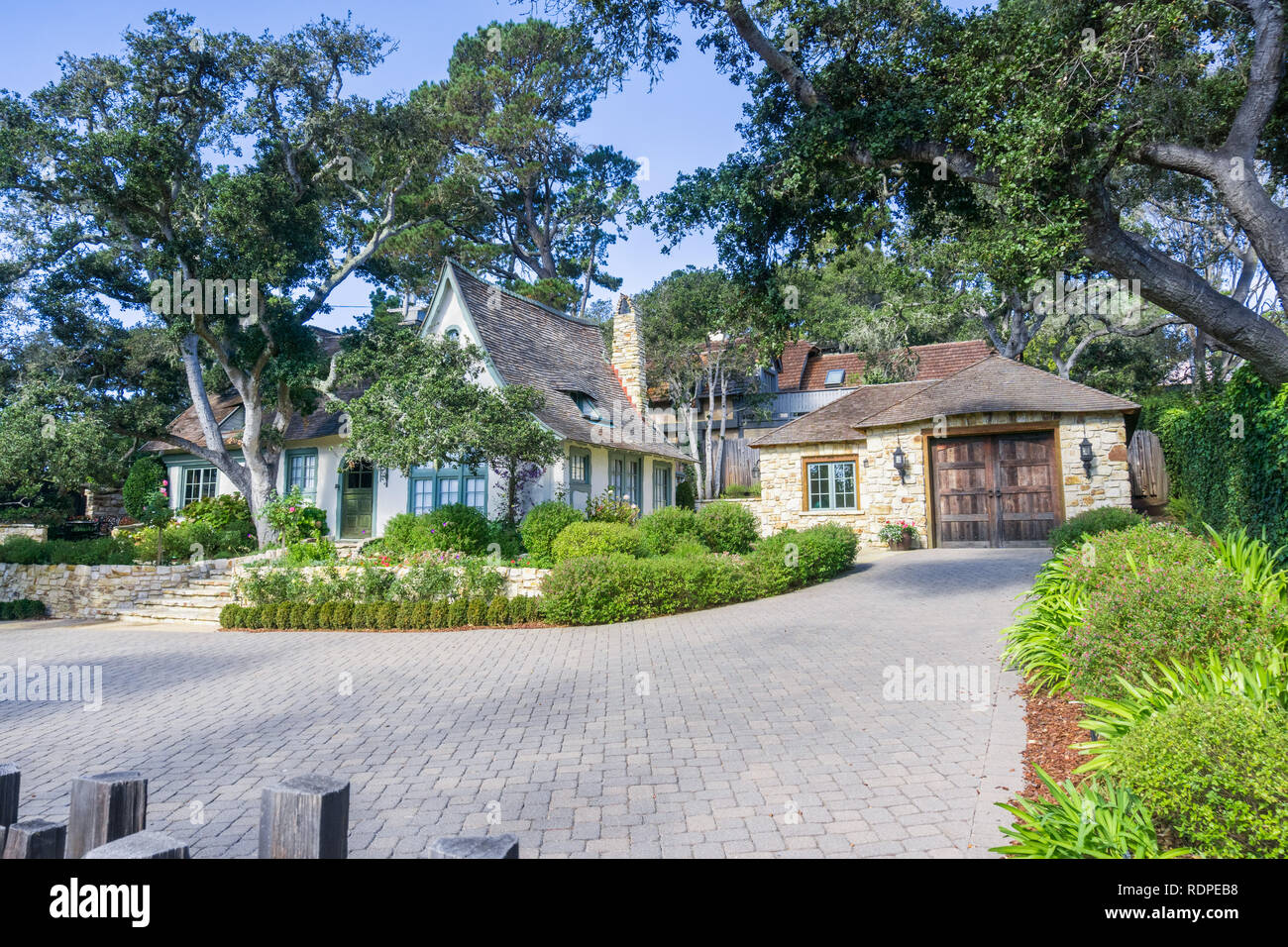 Courtyard driveway hi-res stock photography and images - Alamy