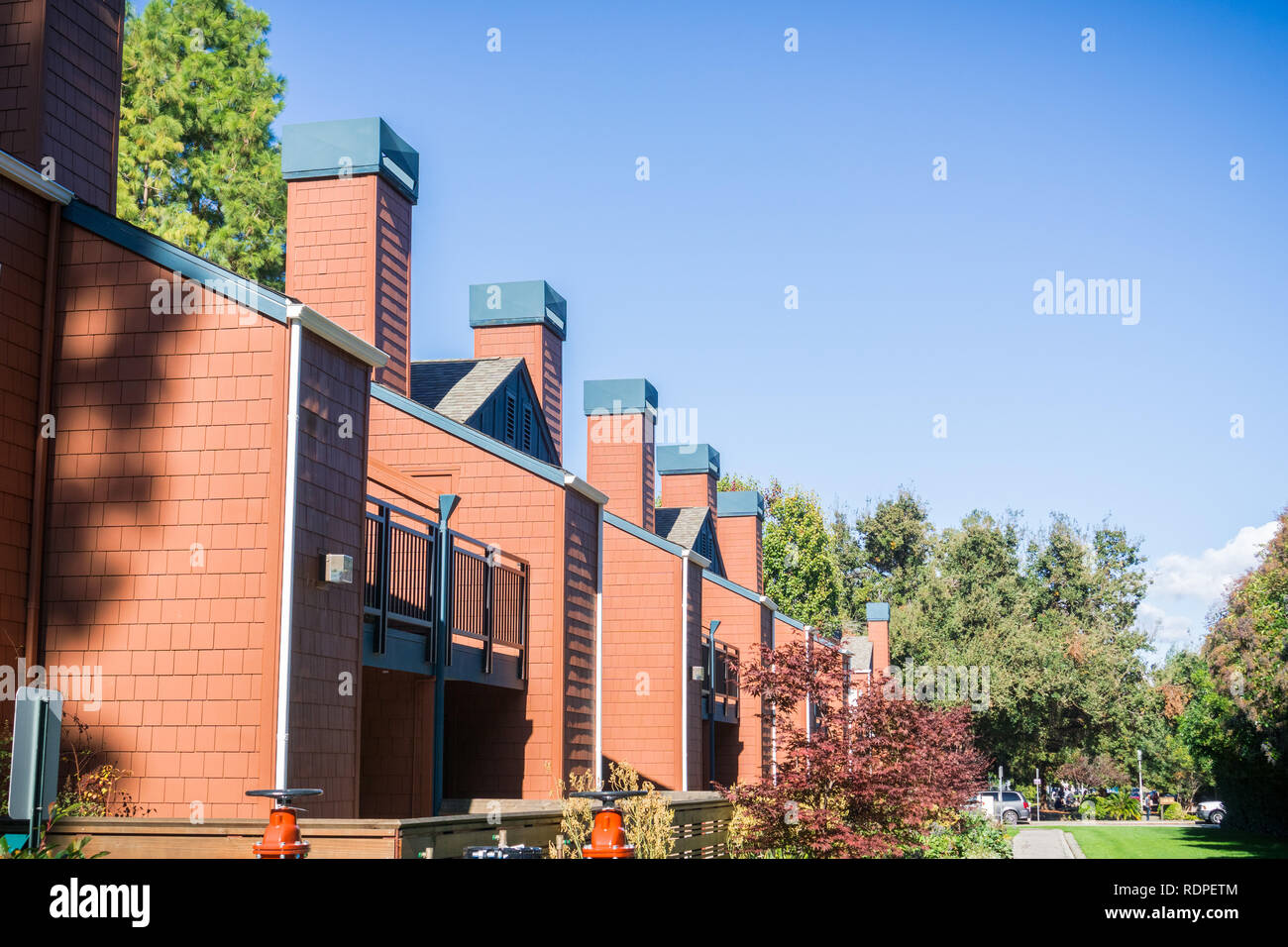Luxury apartment complex exterior hi-res stock photography and images ...